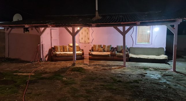 Dva trosjeda, dvosjed, fotelja, dušek i zimska ćebad za jedanaestočlanu ...